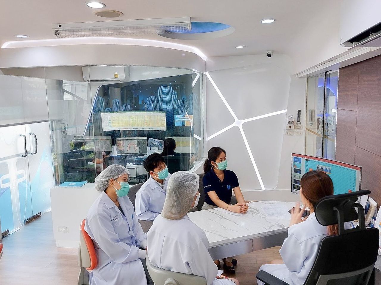 ຄະນະທັນຕະແພດ ແລະ ທີມງານຈາກ Vientiane International Dental Hospital ສາທາລະນະປະຊາທິປະໄຕ ປະຊາຊົນລາວ ...